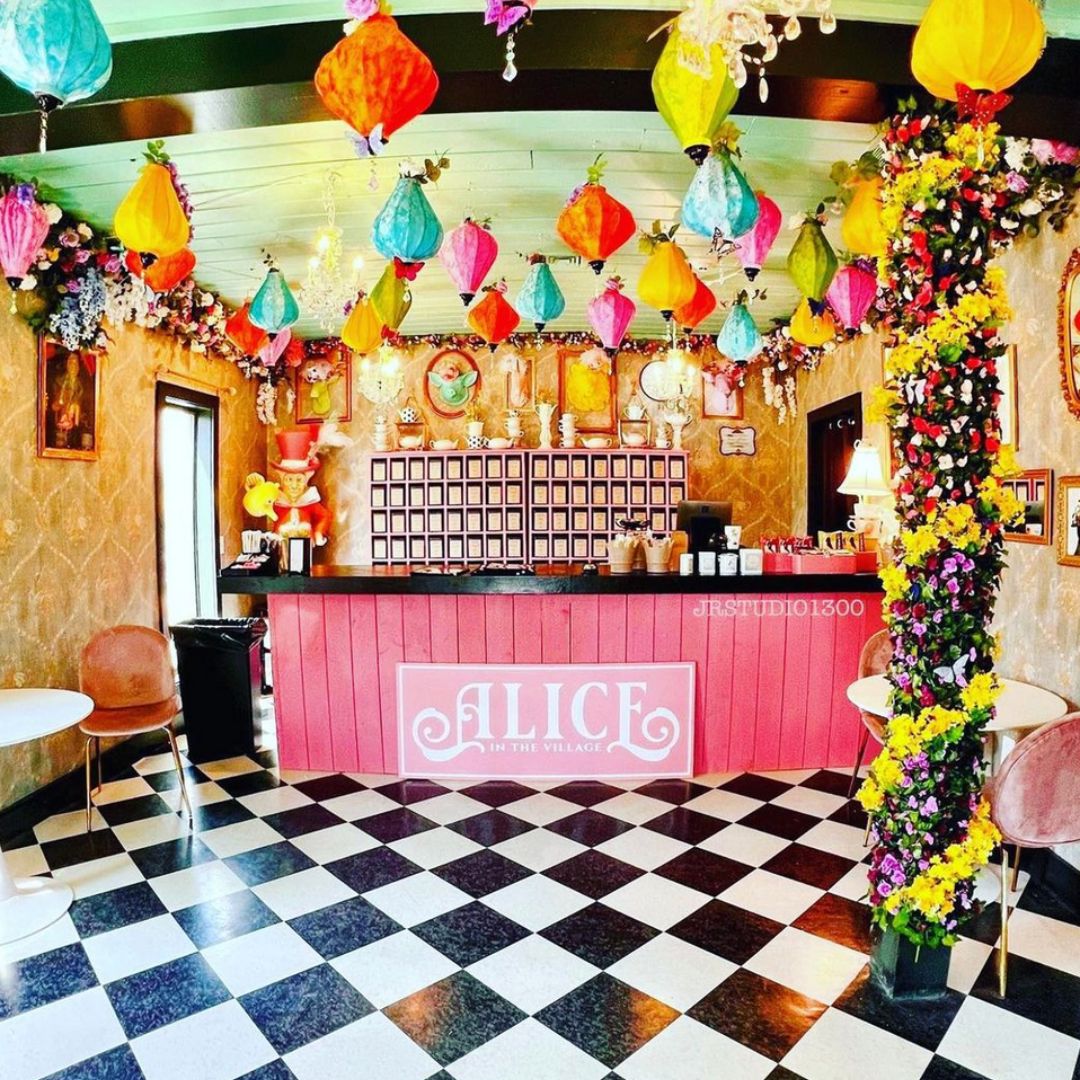 Alice in the village Mystic - Whaler's Inn