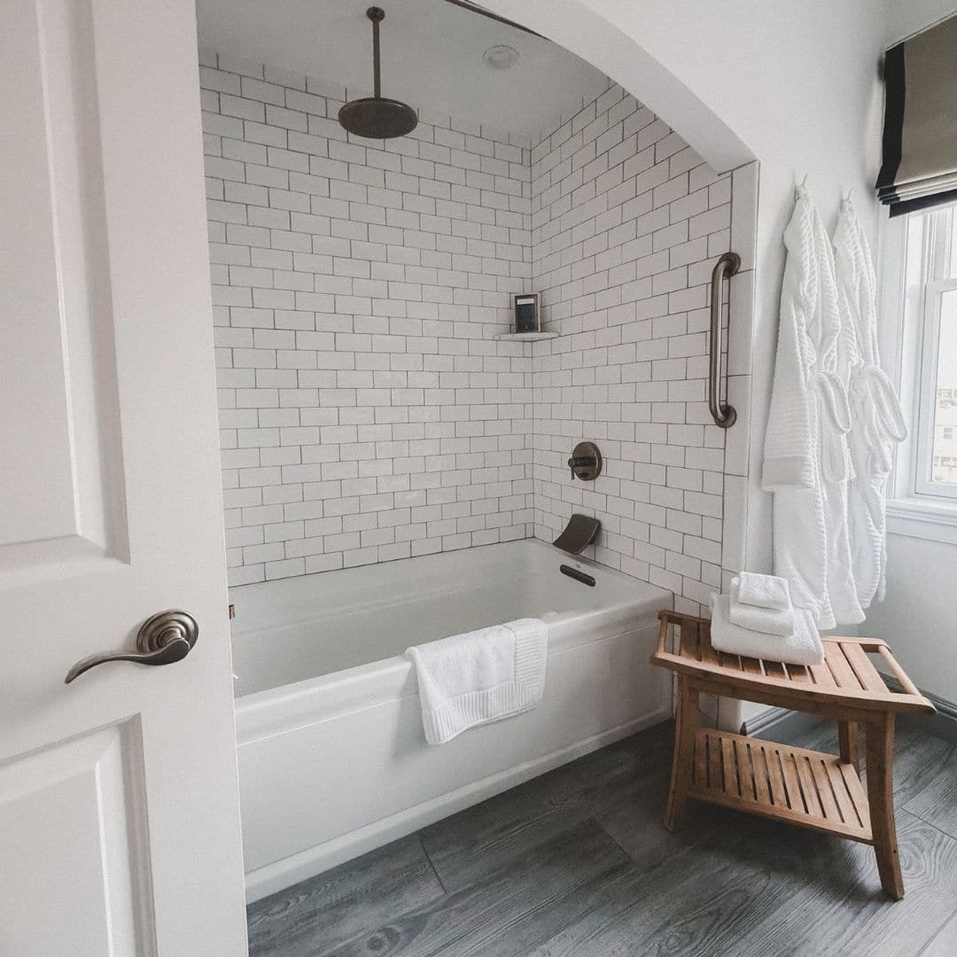 Soaking tub at hotel in Mystic - Whaler's Inn